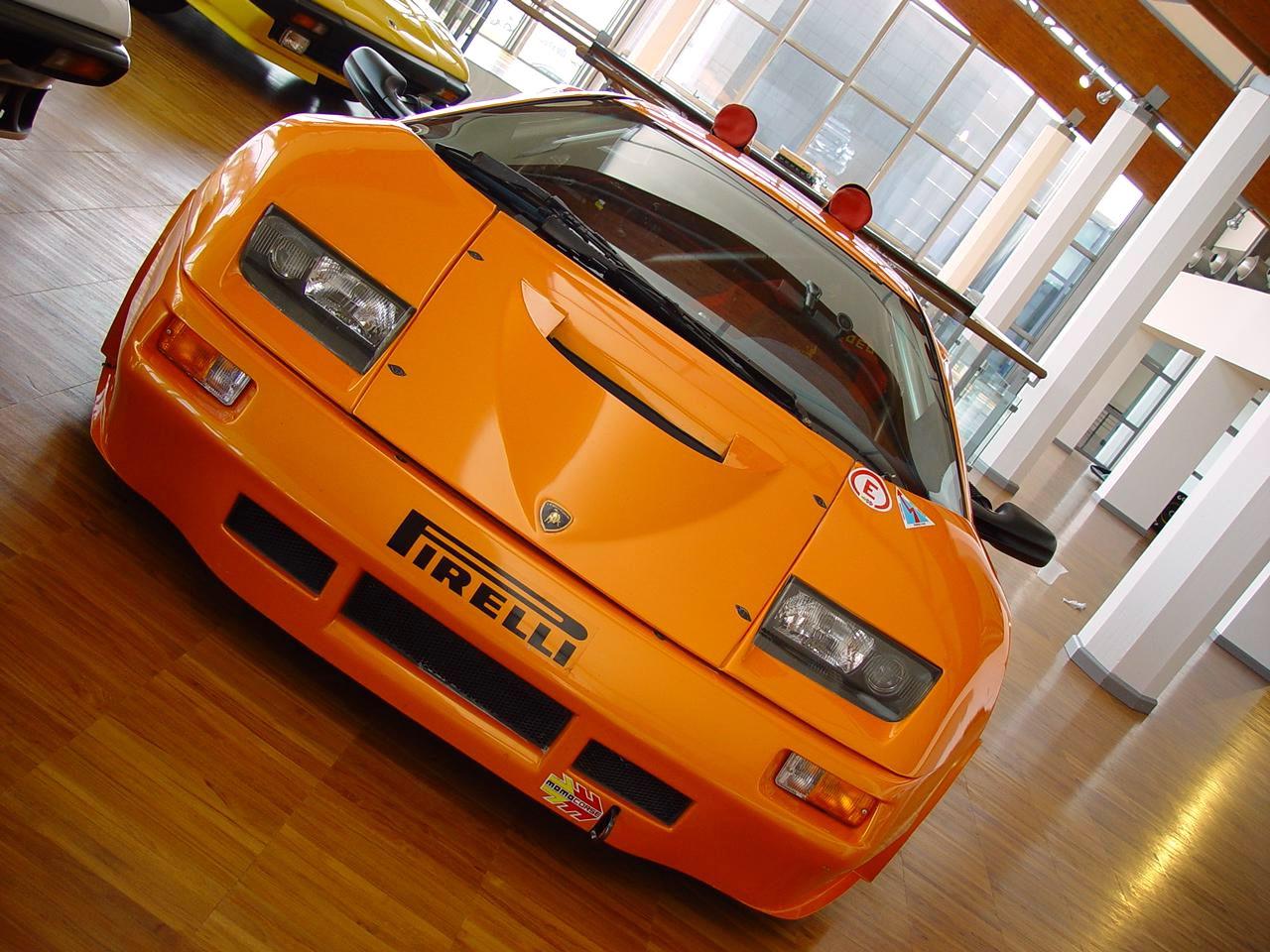 High-Resolution Lamborghini Diablo GT2 Photos