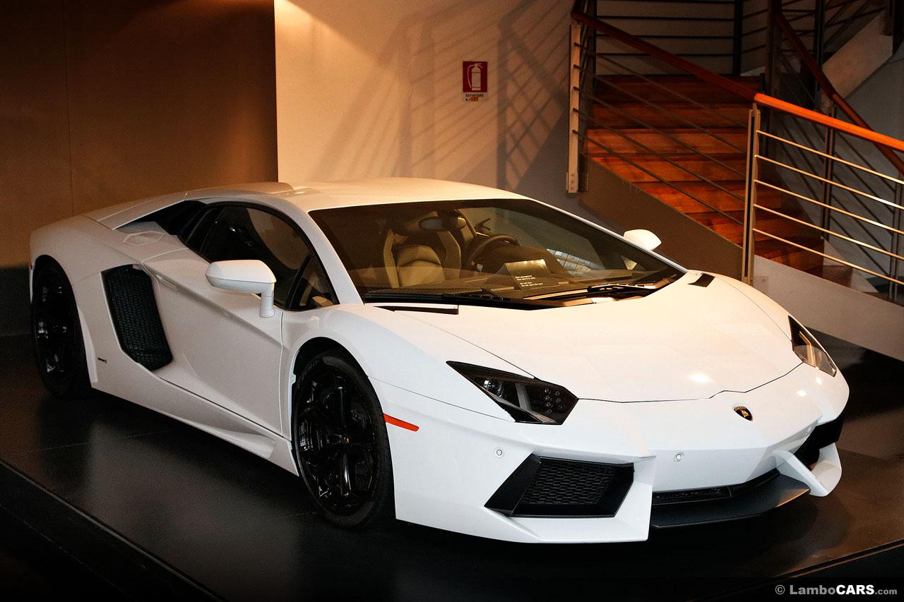 High-Resolution Lamborghini Aventador LP700-4 Photos
