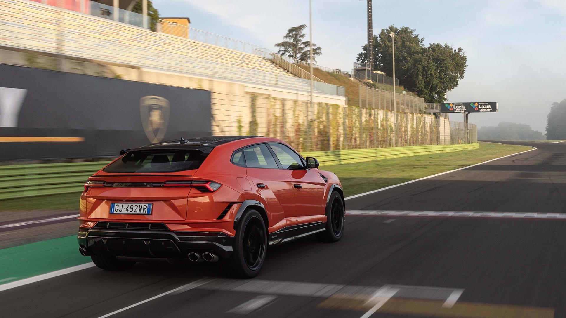 The dynamic launch of the Urus Performante - LamboCARS