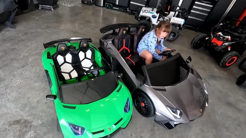 Lamborghini Aventador Tops 9MPH - Ride-on Car for Kids - LamboCARS