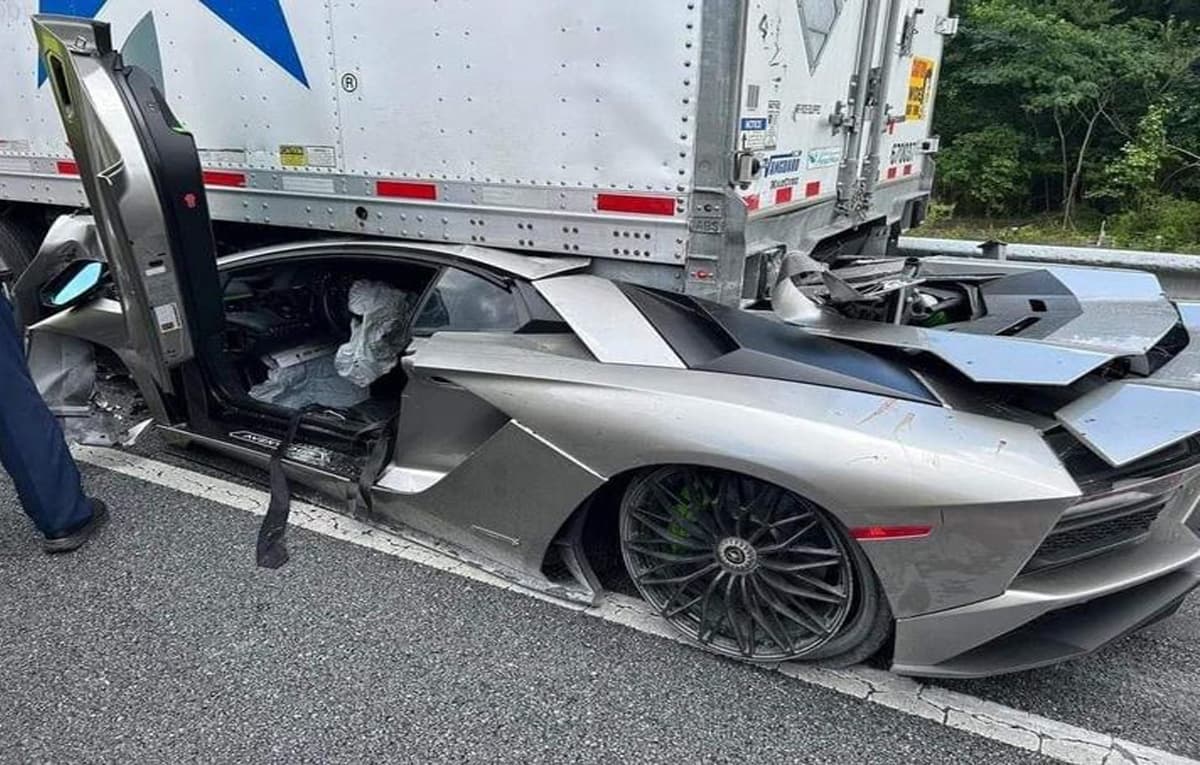 2018 Lamborghini Aventador Crashes Into Truck At Insane Speed Driver ...